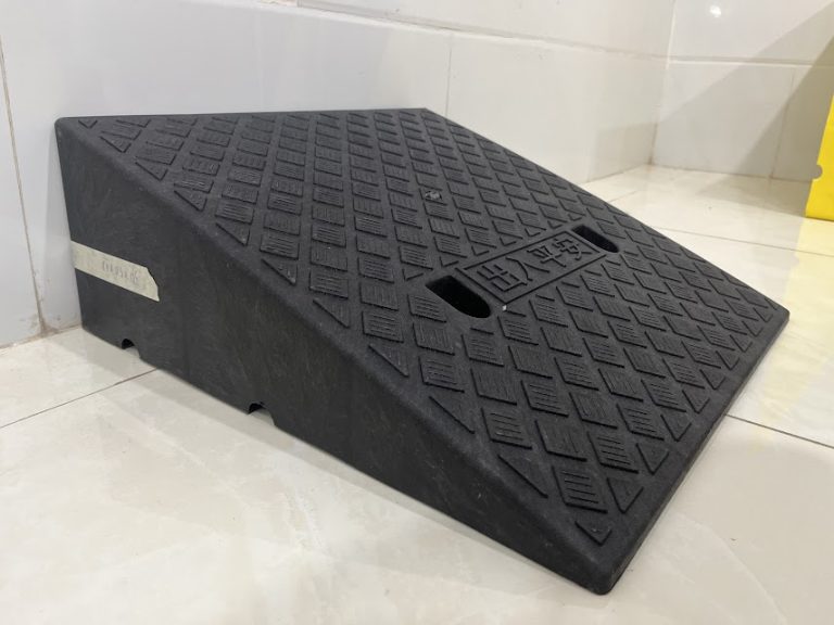 Dốc lên xe máy nhựa cao 18cm x L50 x W50cm Chính hãng, giá rẻ